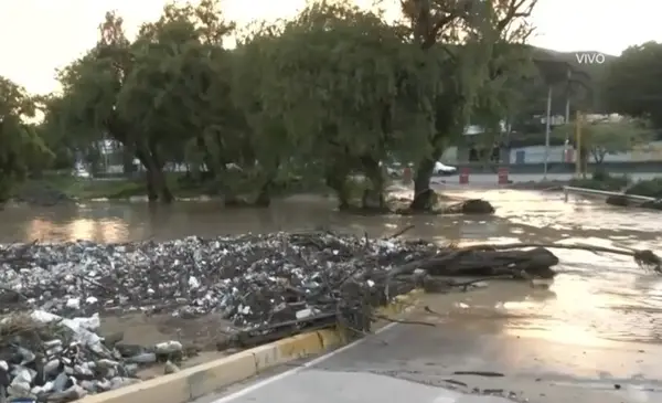 Creció el caudal del río Rocha y anegó el paso provisional de la ...