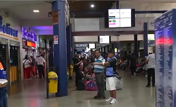 Afluencia de viajeros en la Terminal Bimodal de Santa Cruz durante el ...