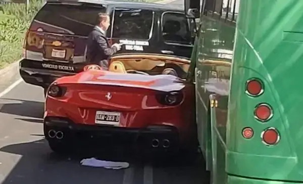 "México mágico": El inusual choque entre un Ferrari de lujo y un bus de ...