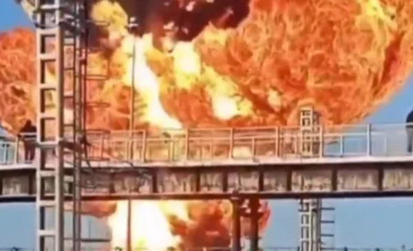 ¡Impactantes imágenes! Así fue la explosión en una refinería de Rusia ...
