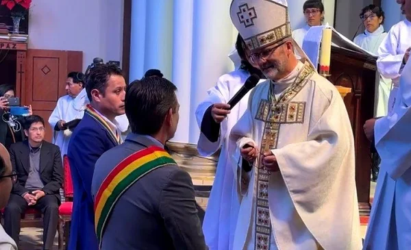 Paz y Lara se saludaron y recibieron bendición durante acto protocolar ...