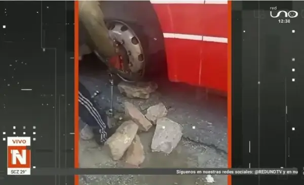 Corrió como loco”! Explotó la llanta de un bus en la carretera La Paz ...