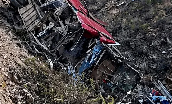 Tragedia en Tarija: bus cae 200 metros y deja fallecidos en la ruta a ...