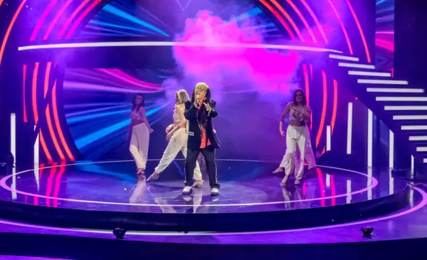 Jonatan Peñaranda abre la gran final con “Ilumina” y emociona al jurado ...