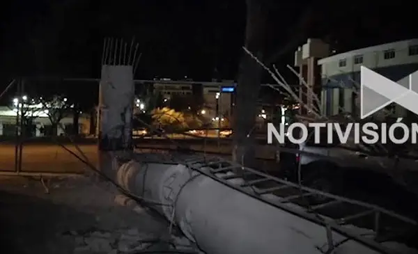 Torre de luz colapsó en una cancha auxiliar del estadio Félix Capriles ...