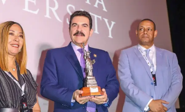 Manfred Reyes Villa recibe reconocimiento como "alcalde del año" en ...