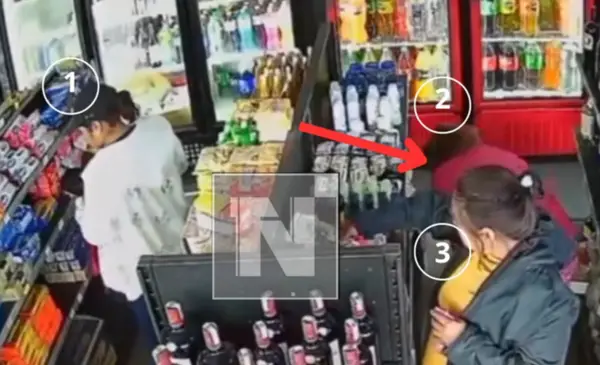 ¡Lo ocultó en el vestido! Así mujeres robaron bebidas en un minimarket ...