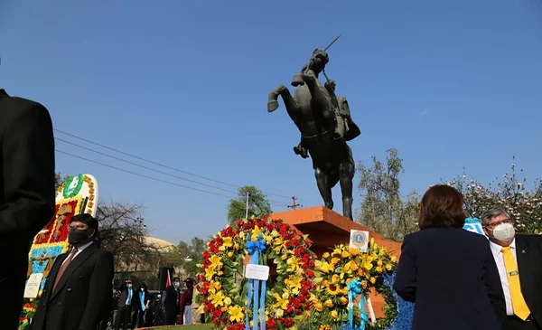 Ofrenda floral a los pies del monumento a Esteban Arze| Red Uno de Bolivia