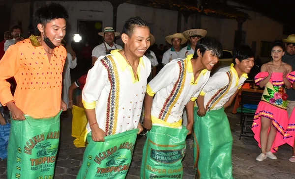¡Noche de retreta cultural! Recibimos el mes de los cruceños con baile ...