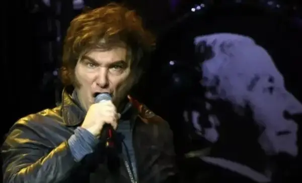 Javier Milei sorprende cantando rock junto a la "Banda Presidencial ...