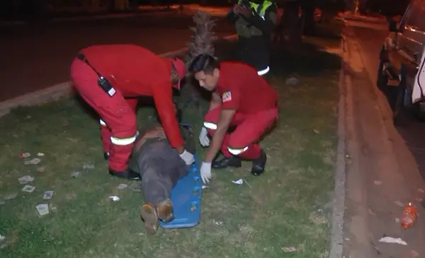 Él No Se Defendió Una Mujer Agredió Salvajemente A Su Pareja En