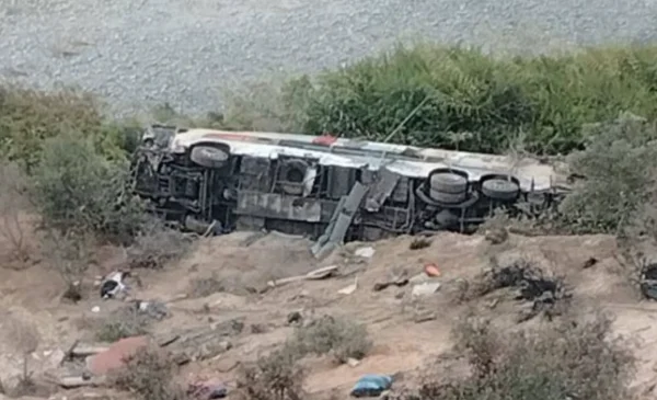 Tragedia en Perú: 37 fallecidos tras caída de autobús a un barranco ...