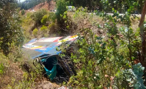 Bus interdepartamental sufre embarrancamiento en ruta Santa Cruz ...